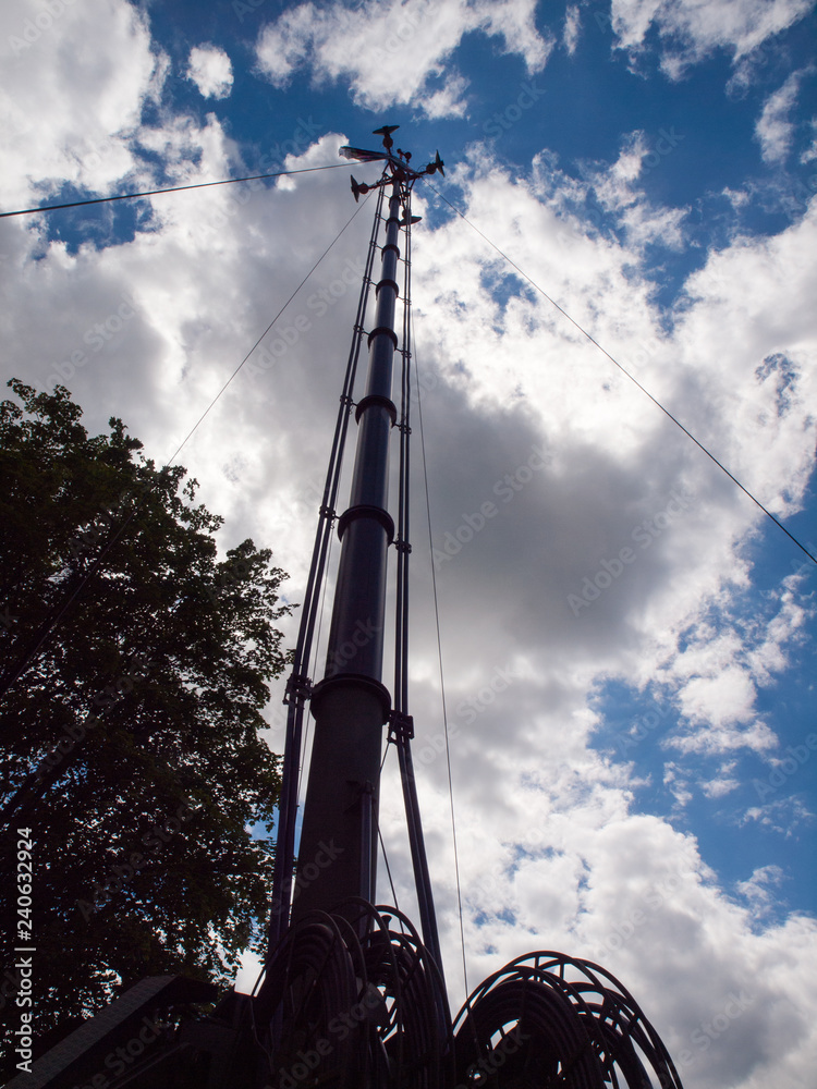 Mobiler Funkmast in Form eines Teleskoparmes Stock Photo | Adobe Stock