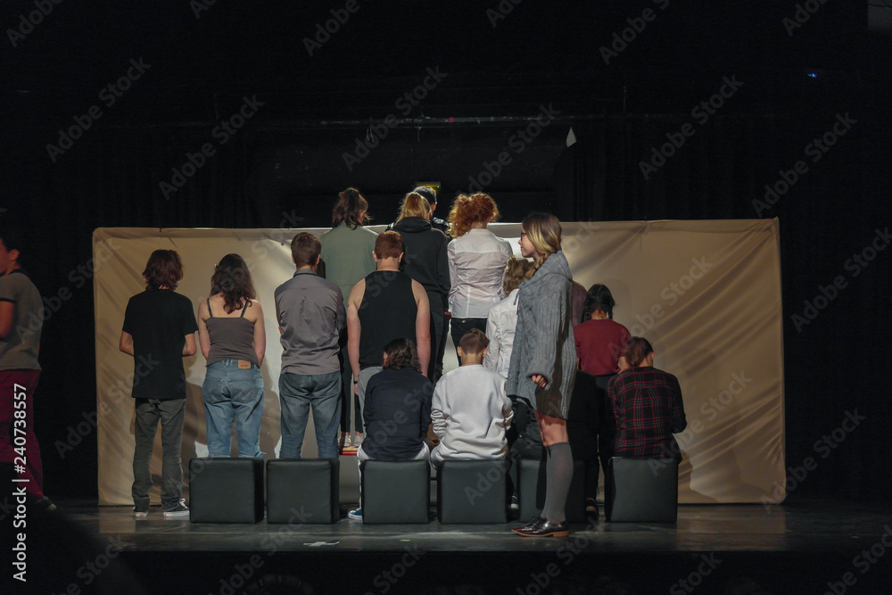 Comédiens sur une scène de théâtre le rôle principal est de profil ...