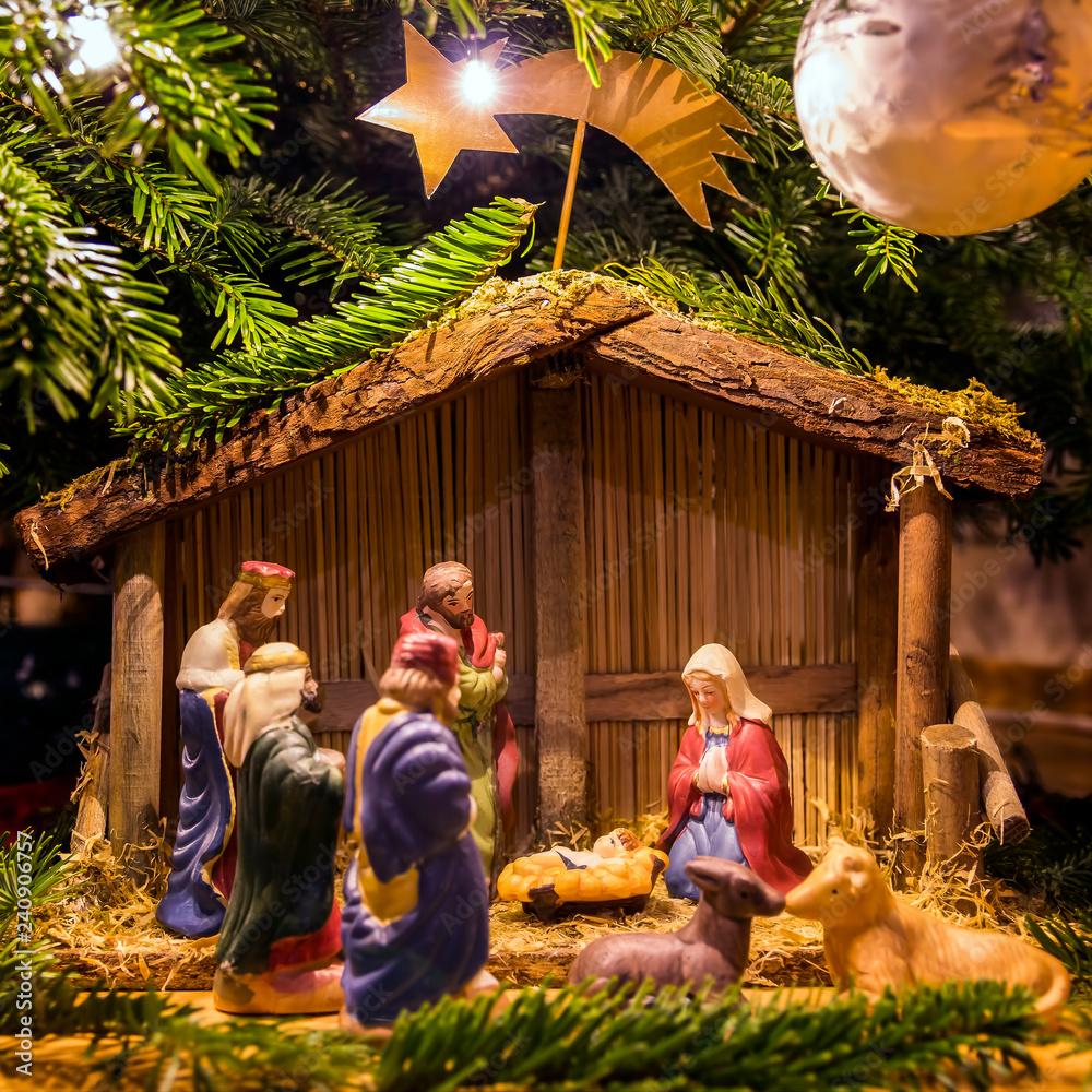 Krippe mit Jesus, Josef, Maria, den heiligen drei Königen und einer Kuh und einem Esel unter ...