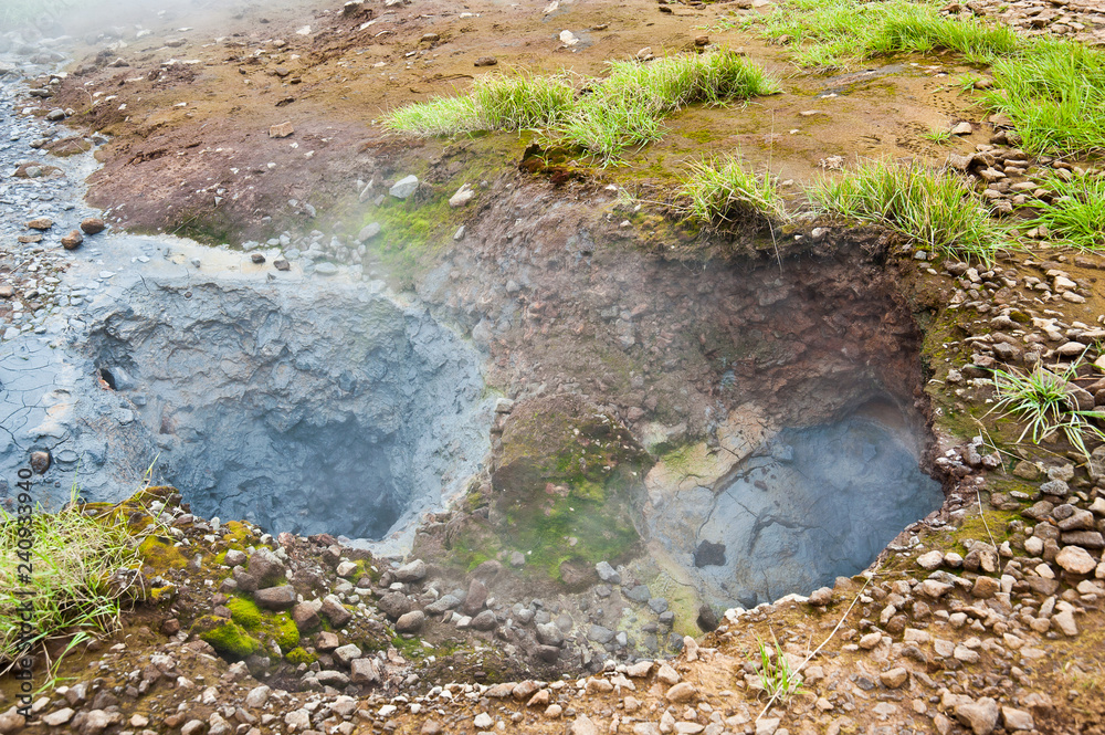 Dampf und giftige Gase kommen aus dieser heissen Quelle auf Island ...
