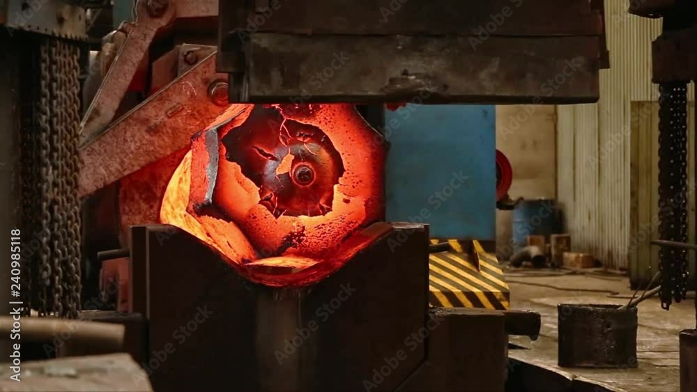 Forming a part from hot metal on the anvil using a hydraulic hammer in ...
