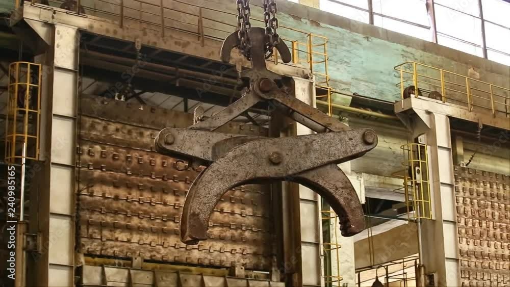 Forming a part from hot metal on the anvil using a hydraulic hammer in ...