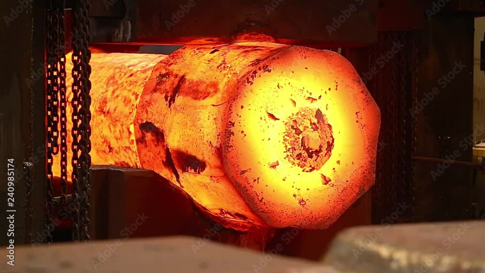 Forming a part from hot metal on the anvil using a hydraulic hammer in ...