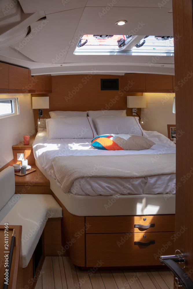 Chambre de maître du capitaine cabine double très spacieuse et luxueuse ...