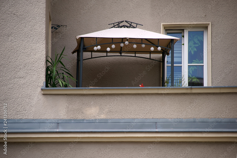 Foto de Balkon mit Zeltunterstand / Der Balkon eines Mehrfamilienhauses ...