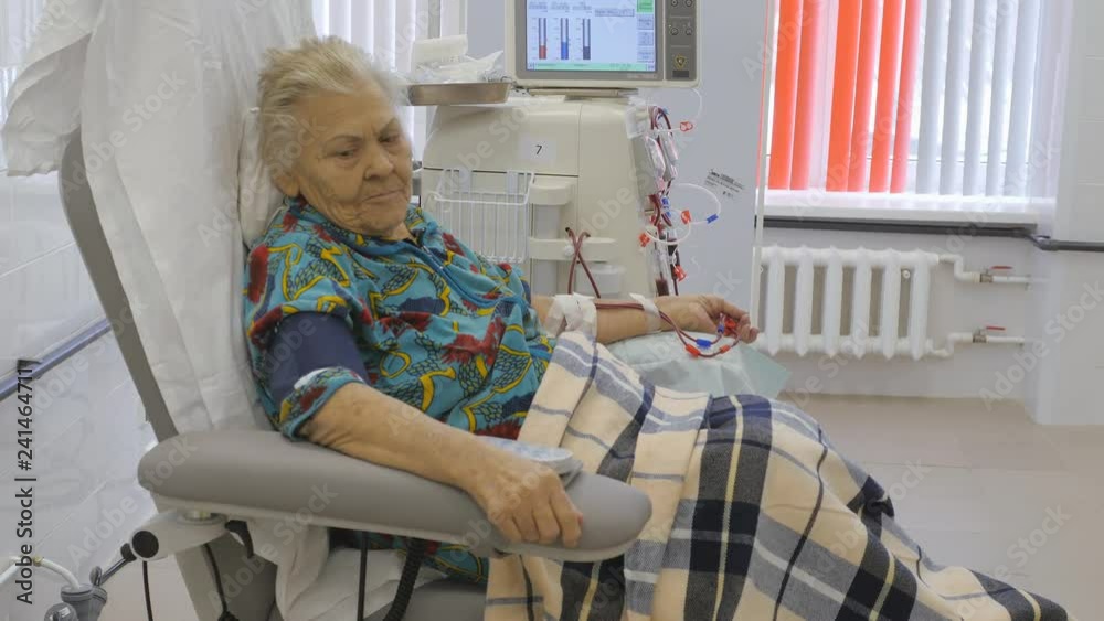 Vidéo Stock Hemodialysis. Machine artificial kidney. A patient ...