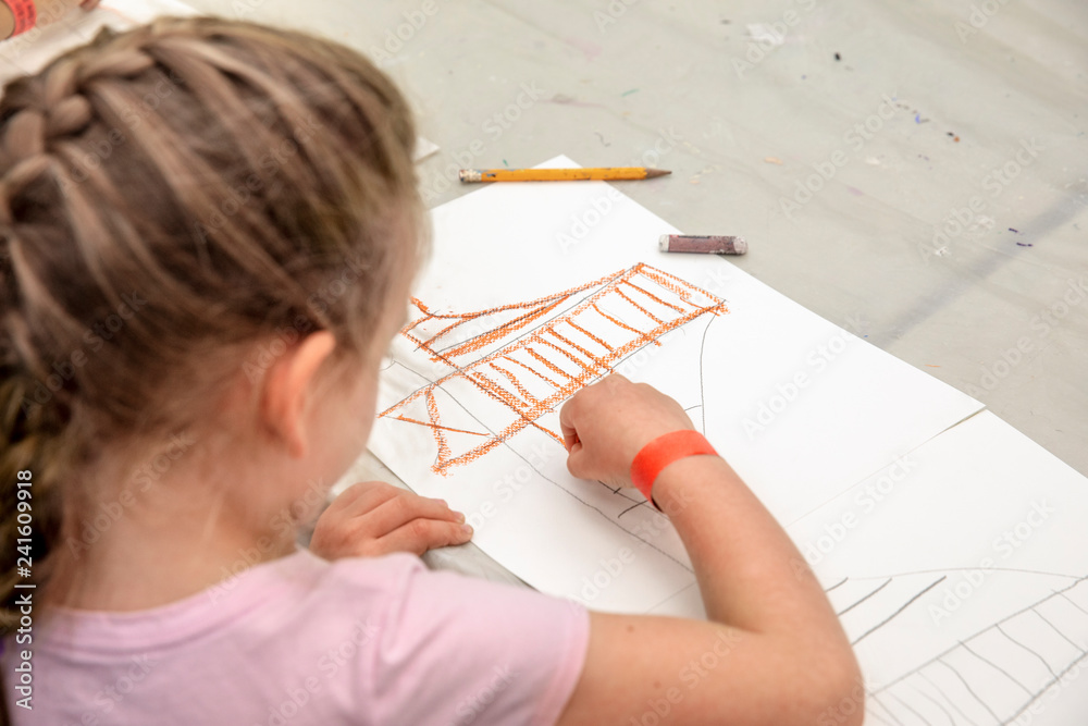 Young girl drawing with crayons foto de Stock | Adobe Stock
