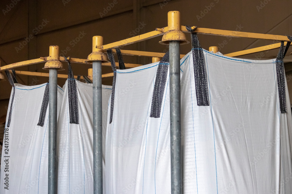 Sacas de mercancía. Big Bags. Sacos de plástico industrial llenos con ...