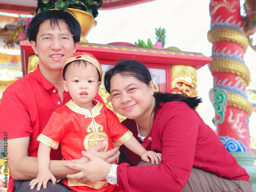Foto de Asian family celebrating Chinese new year, Cute little 2 years ...