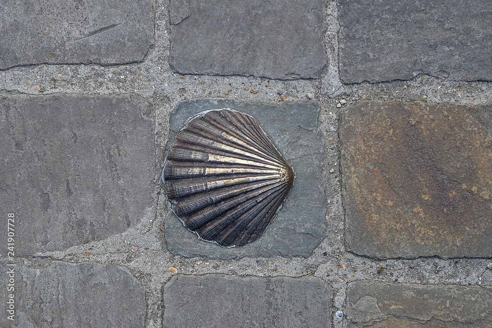 Jakobsmuschel Wegmarkierung auf dem Jakobsweg Stock Photo | Adobe Stock