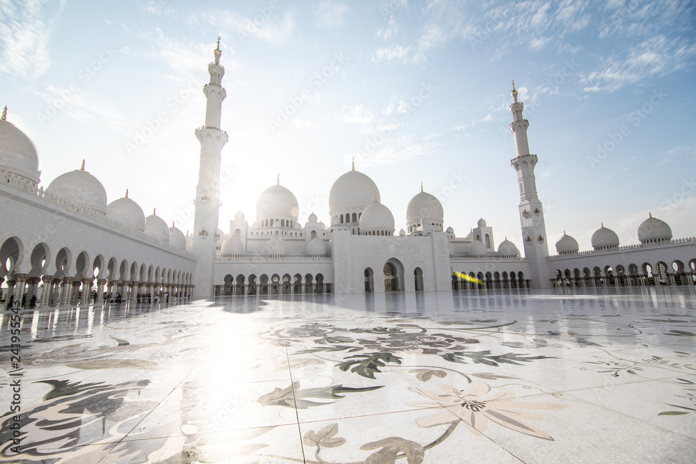 Foto de Side view of Sheikh Zayed mosque in Abu Dhabi. The third ...