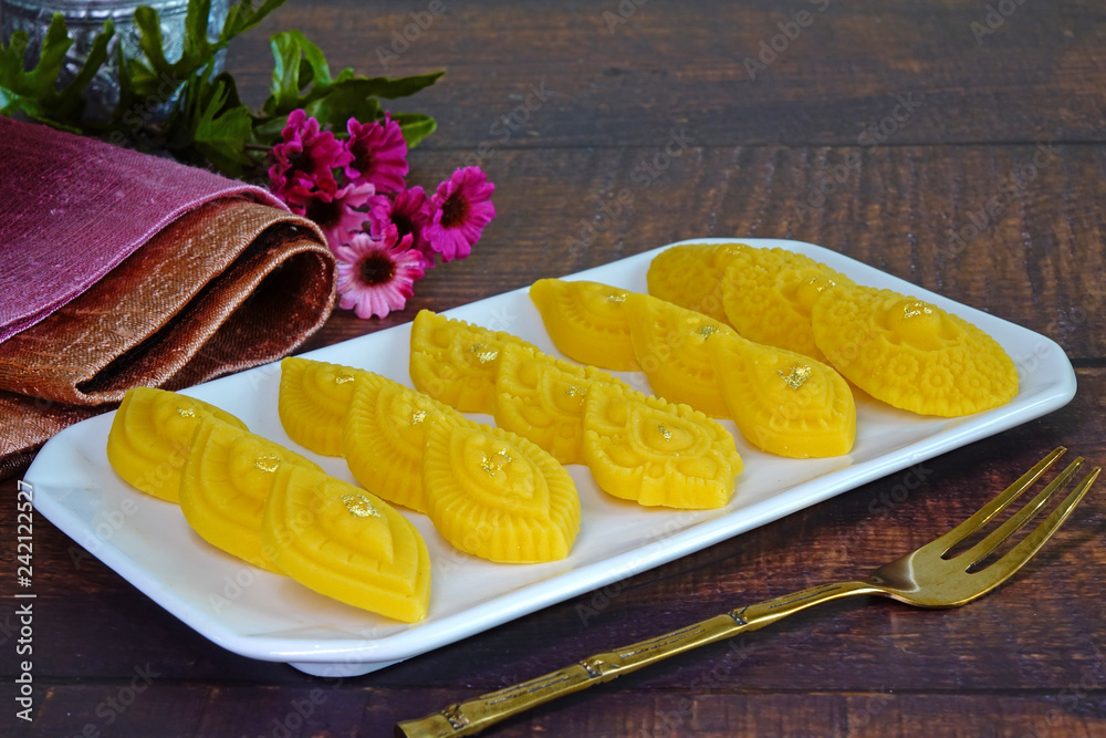 Thai dessert / Royal Thai cuisine : Golden sweetmeat (Kha nom Thong Ek ...