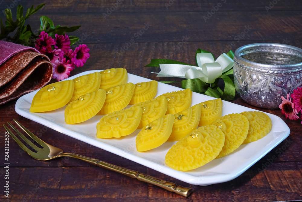 Thai dessert / Royal Thai cuisine : Golden sweetmeat (Kha nom Thong Ek ...