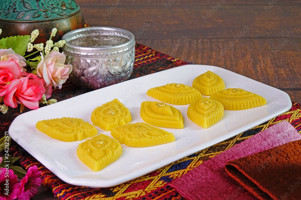 Thai dessert / Royal Thai cuisine : Golden sweetmeat (Kha nom Thong Ek ...