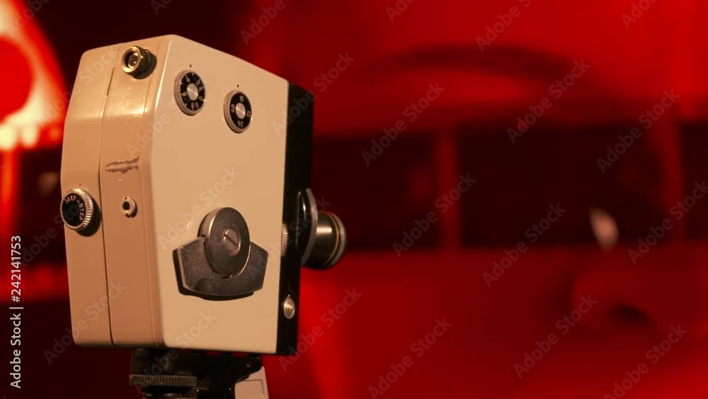 Vidéo Stock Vintage 8mm film camera rotating in front of flickering old ...