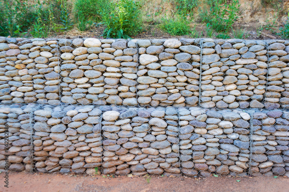 Gaviones con piedras para sostener corte en cerro Chile Stock Photo ...