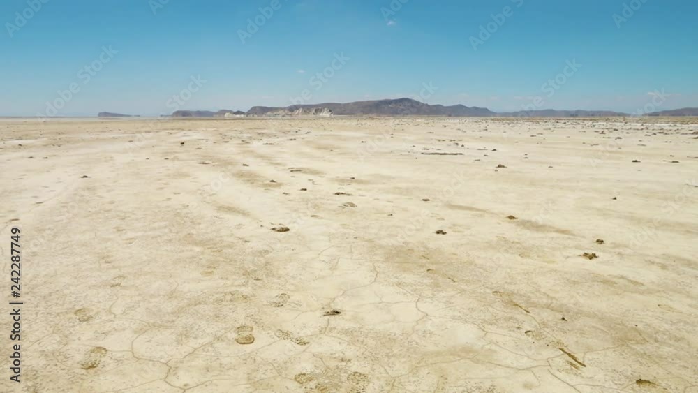 Vidéo Stock Tilt down from a beautiful clear, blue sky to the plains of ...