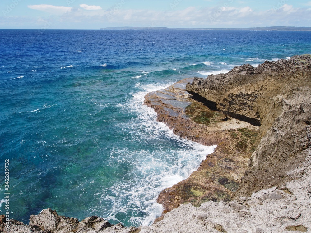 Zdjęcie Stock: Gentle waves from blue waters slapping against sharp ...