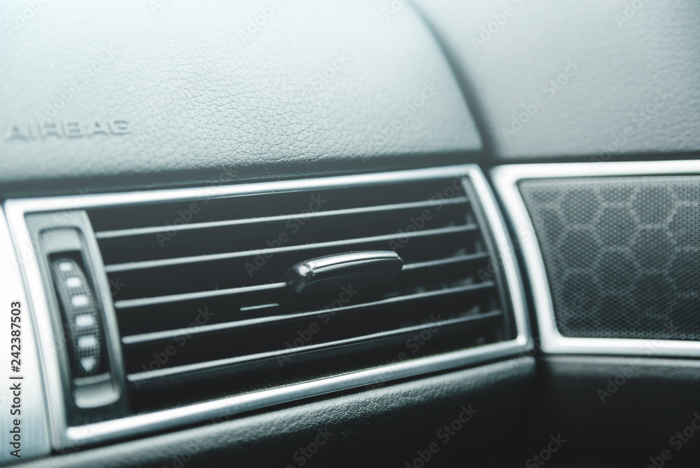 Car air conditioning system and the air flow inside the car. Detail ...
