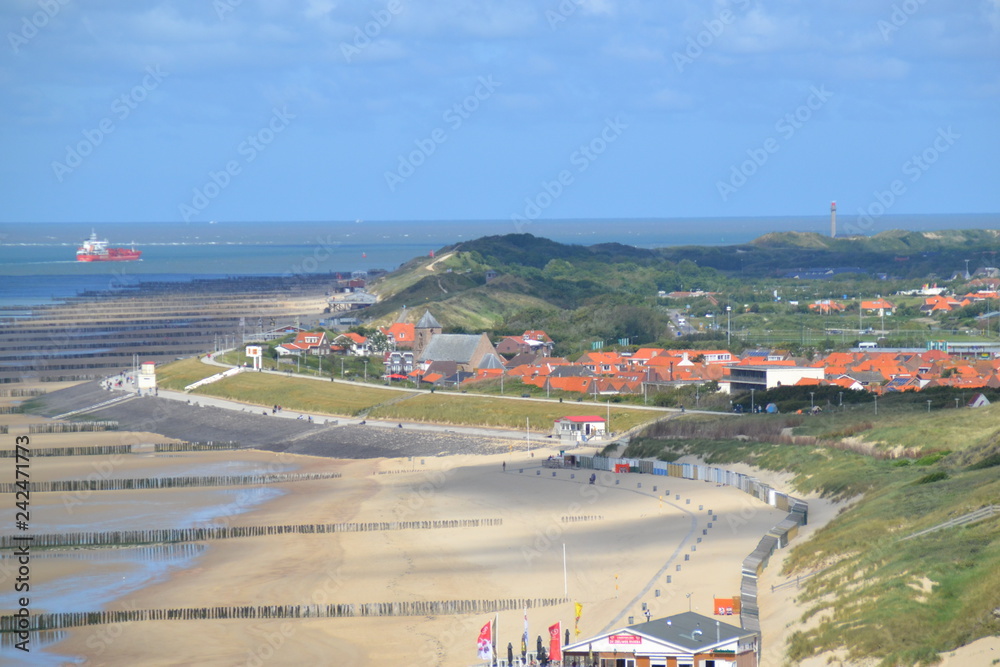 Blick von den Dünen auf den Ort Zoutelande und den Strand Stock Photo ...