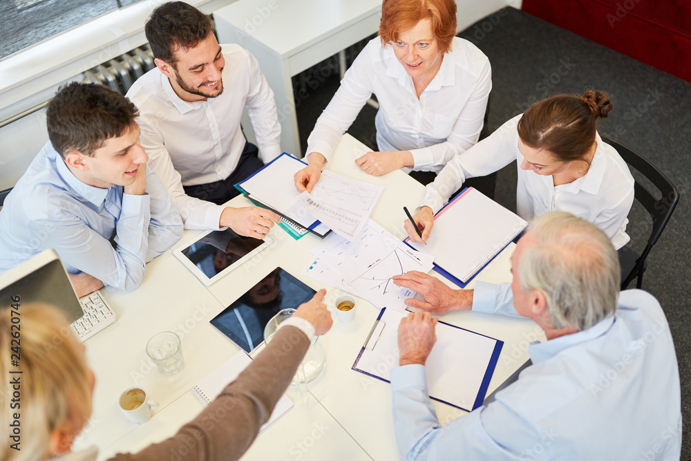 Team sitzt zusammen im Business Meeting Stock Photo | Adobe Stock