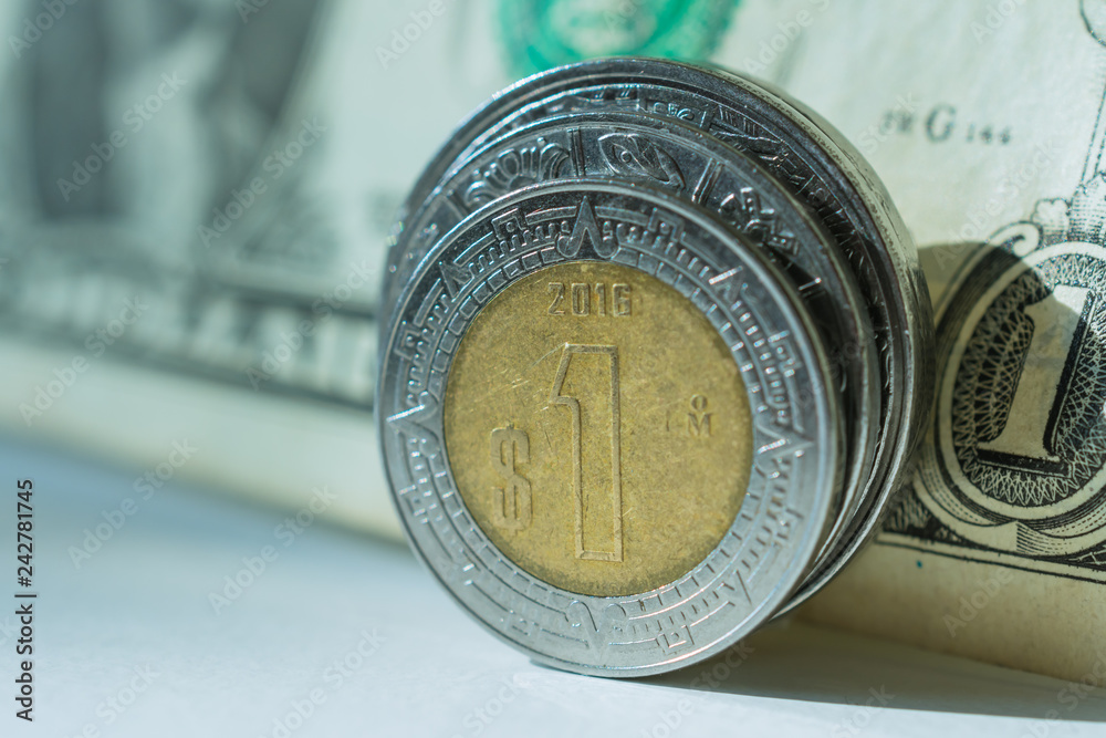 Intercambio de monedas de México y de Estados Unidos. Stock Photo ...
