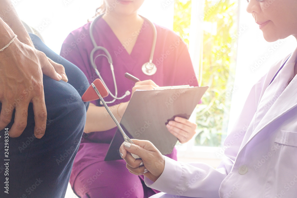 Foto de Close – up doctor and male patient.Doctor using examining ...