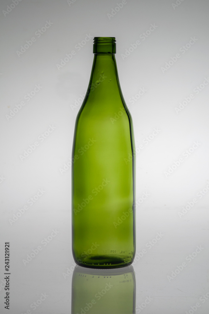 Botella verde/ botella de vidrio de color verde, aislada sobre fondo ...