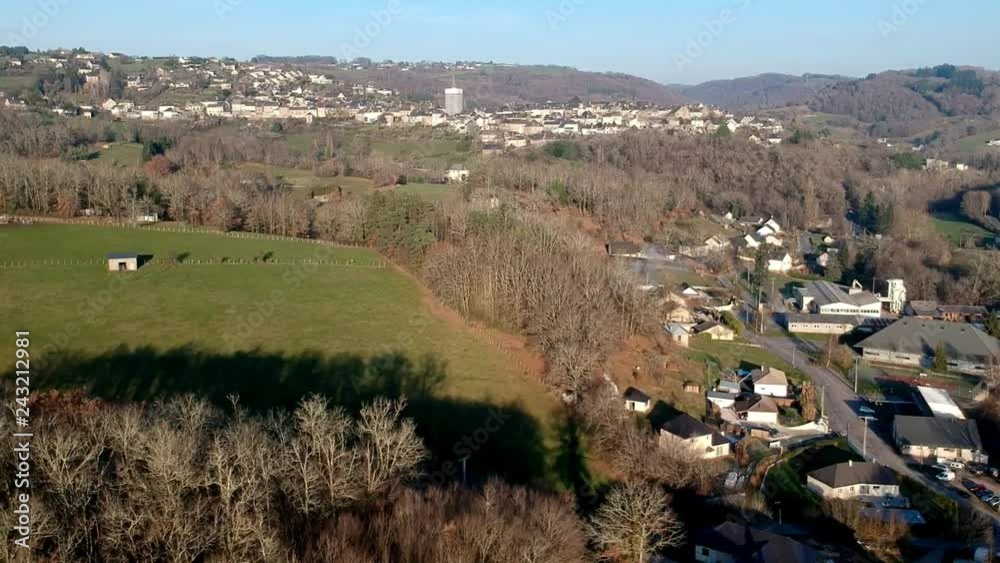 Donzenac (Corrèze – France) – Vue aérienne de la cité médiévale Stock ...