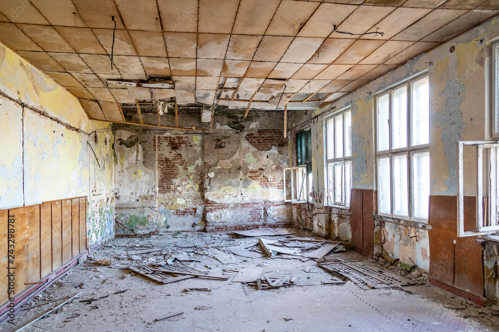 Foto de old neglected and destroyed interior rooms. unsupported parts ...