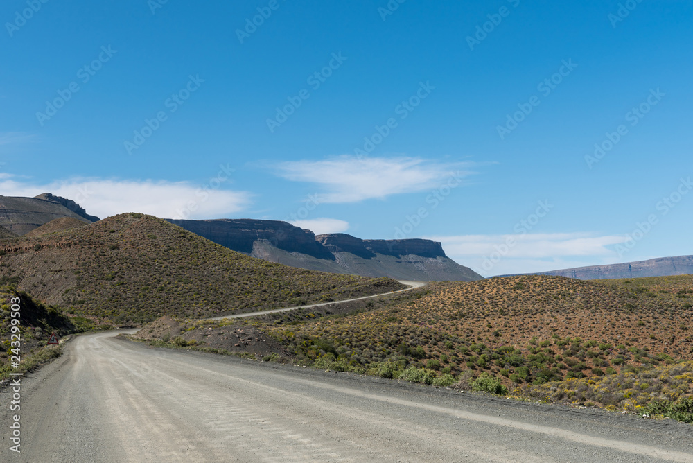 Road R355 on the Bloukrans Pass between Calvinia and Tankwa Stock Photo ...