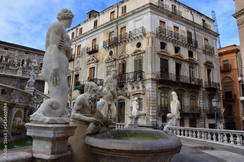 statue di piazza pretoria Palermo detta piazza della vergogna Stock ...