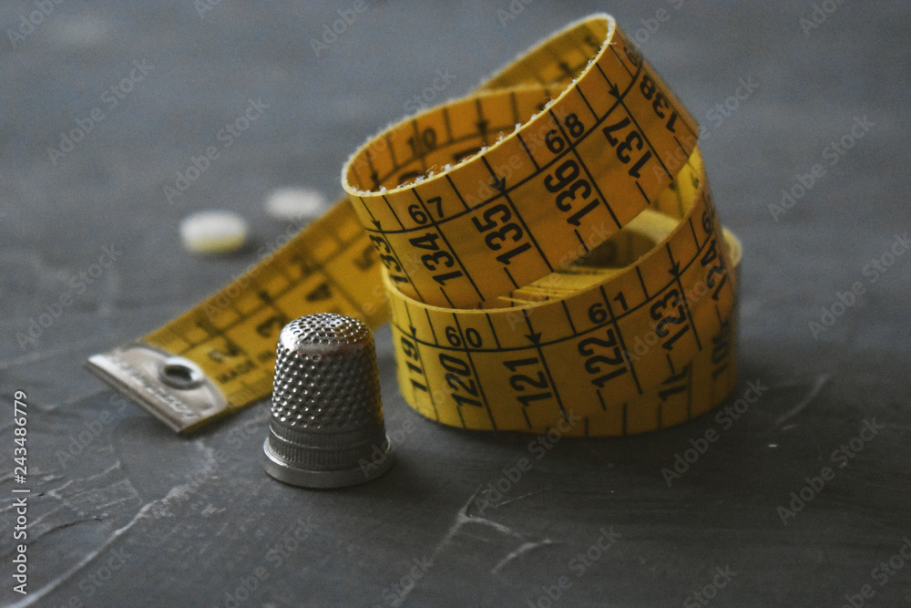 Cinta métrica para coser, dedal metálico Stock Photo | Adobe Stock