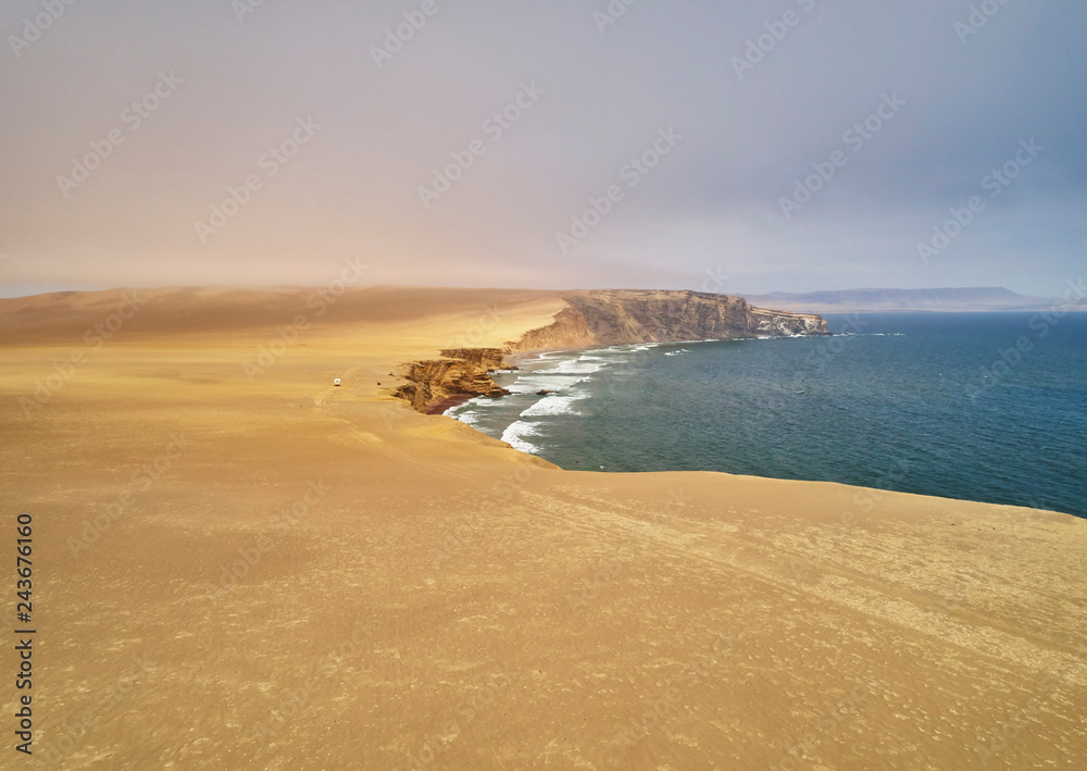 Peru, Paracas, camper at cliff coast in National Park Paracas foto de ...