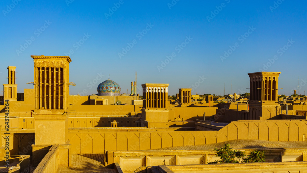 Foto de Ancient city of Yazd and Sar Yazd Fortress in Iran do Stock ...