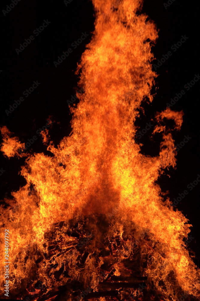 Foto de fuoco di un falò e legna in fase di ardere do Stock | Adobe Stock