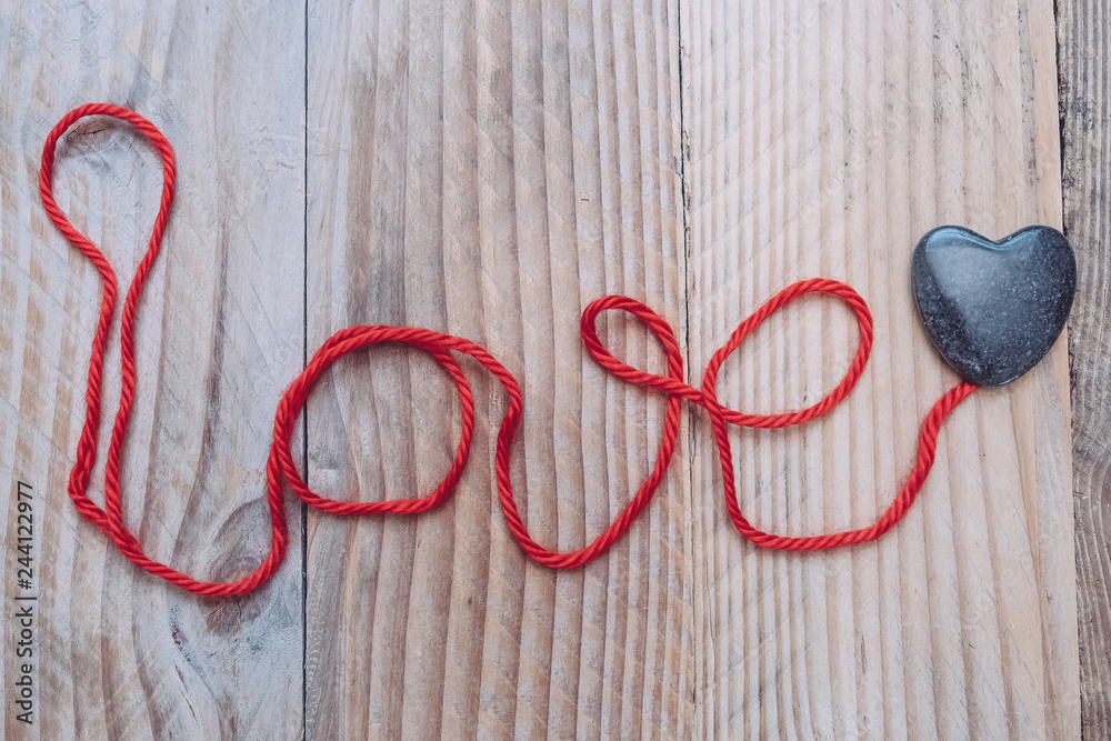 Fond love et coeur en fil rouge sur un fond bois vieilli Stock Photo ...