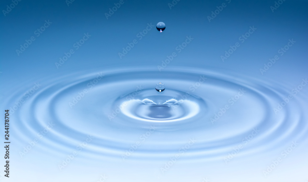 Wassertropfen tropft auf Wasseroberfläche Stock Photo | Adobe Stock