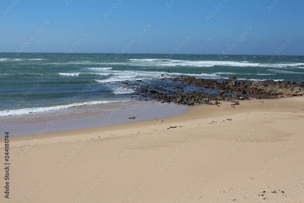Foto de Typical sandy beach on the Indian Ocean, Eastern Cape coast of ...