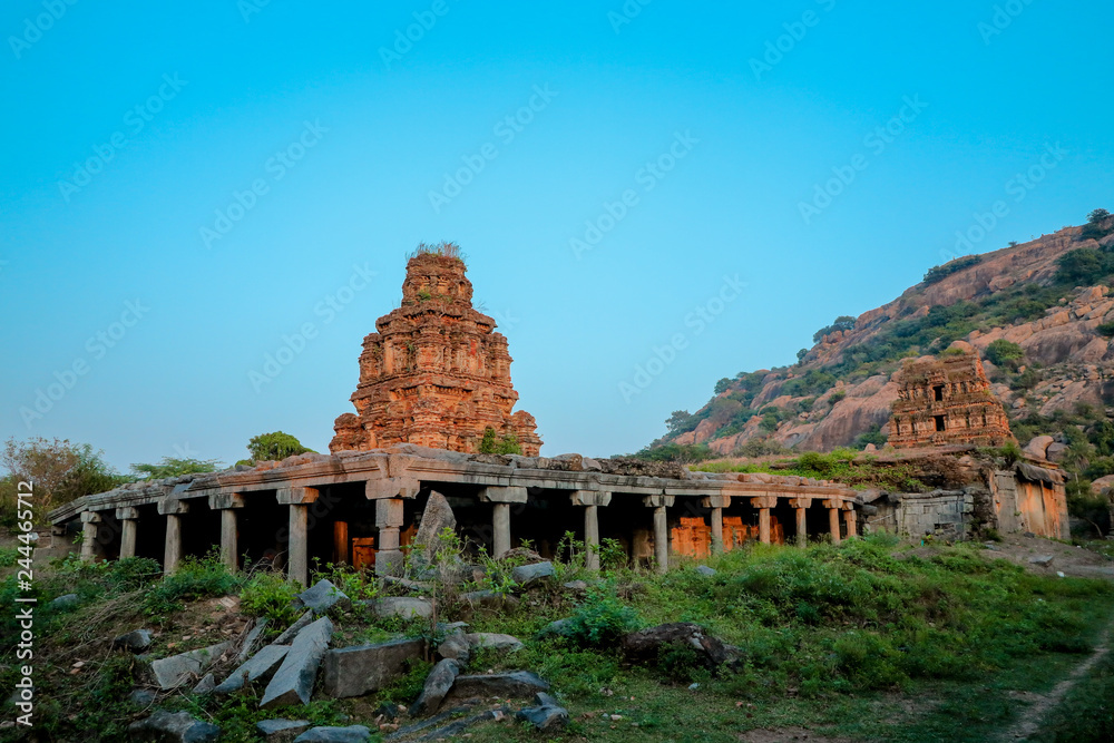Foto de Hindu sculptures or architecture between the mountain, Gingee ...