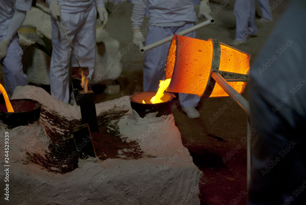Pour gold, Pouring gold to build the Buddha Stock Photo | Adobe Stock