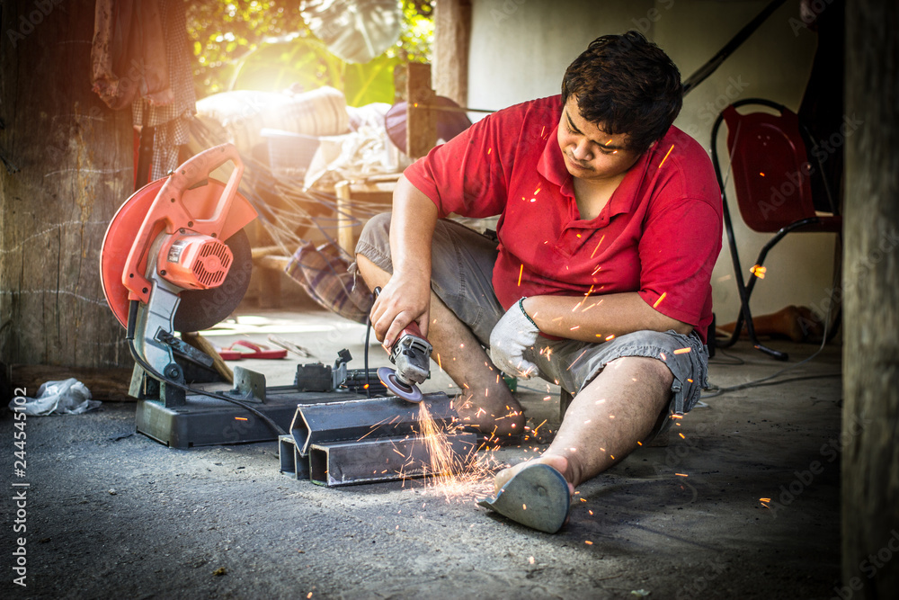 Foto de Men are using a steel cutting hand grinder. Without protection ...