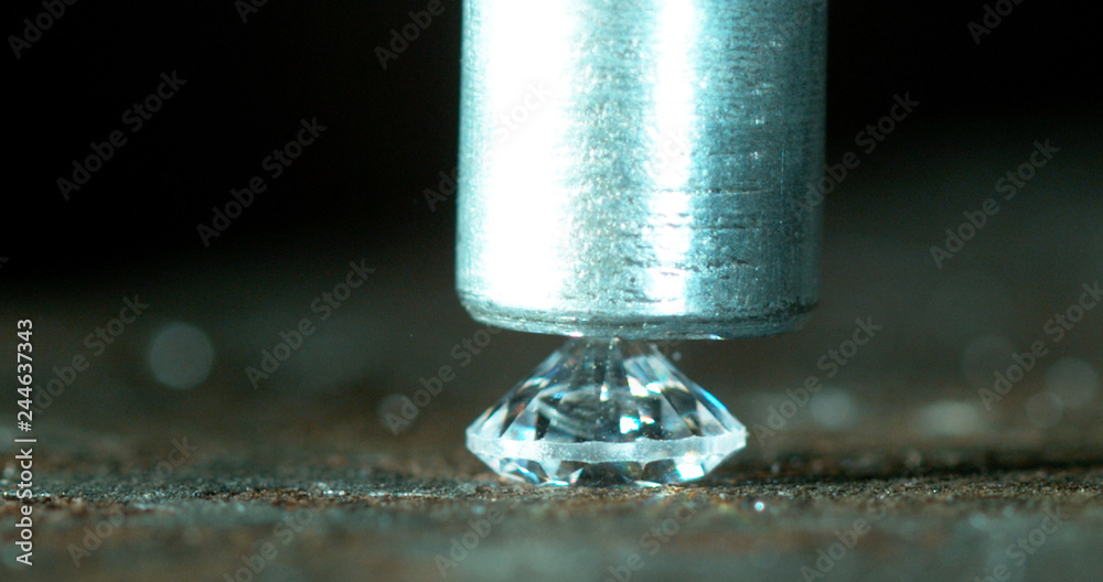 Foto de Diamond (intact) about to be smashed by hydraulic press do ...
