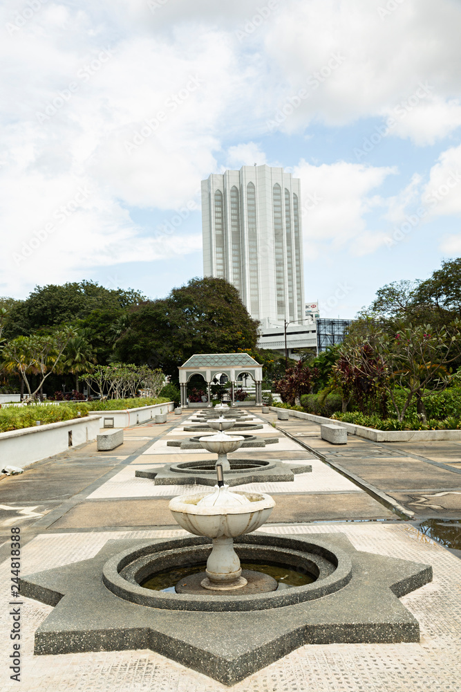 Fuentes en parque. foto de Stock | Adobe Stock