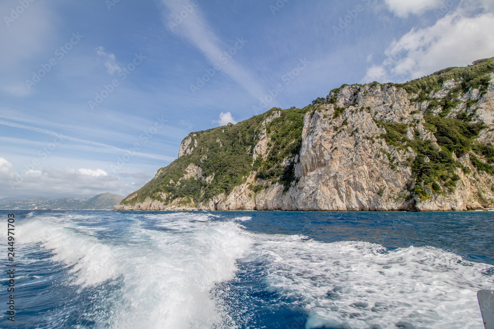 Foto Stock Bei einer Umrundung der Insel Capri mit einem Boot eröffnen ...