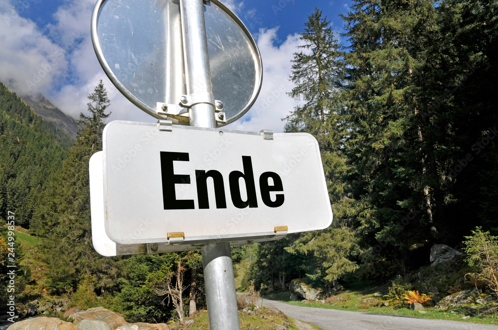 verkehrszeichen "ende" am strassenrand Stock-Foto | Adobe Stock