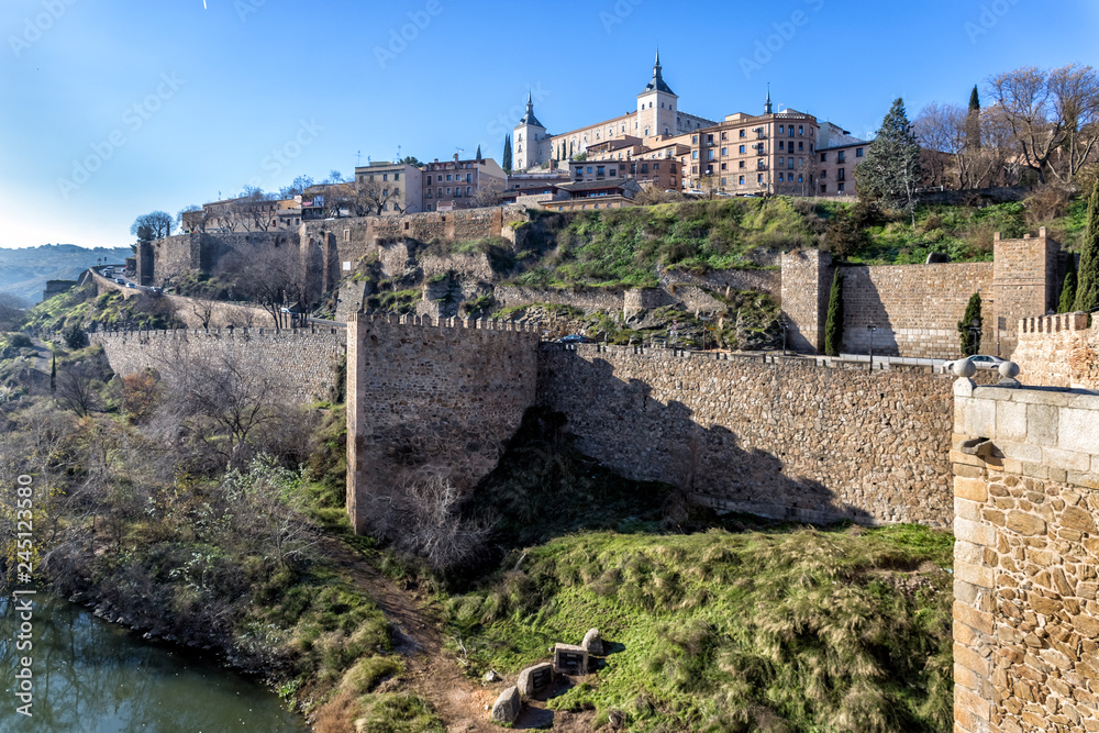 Foto de El Alcazar y las murallas en la historica ciudad de Toledo ...