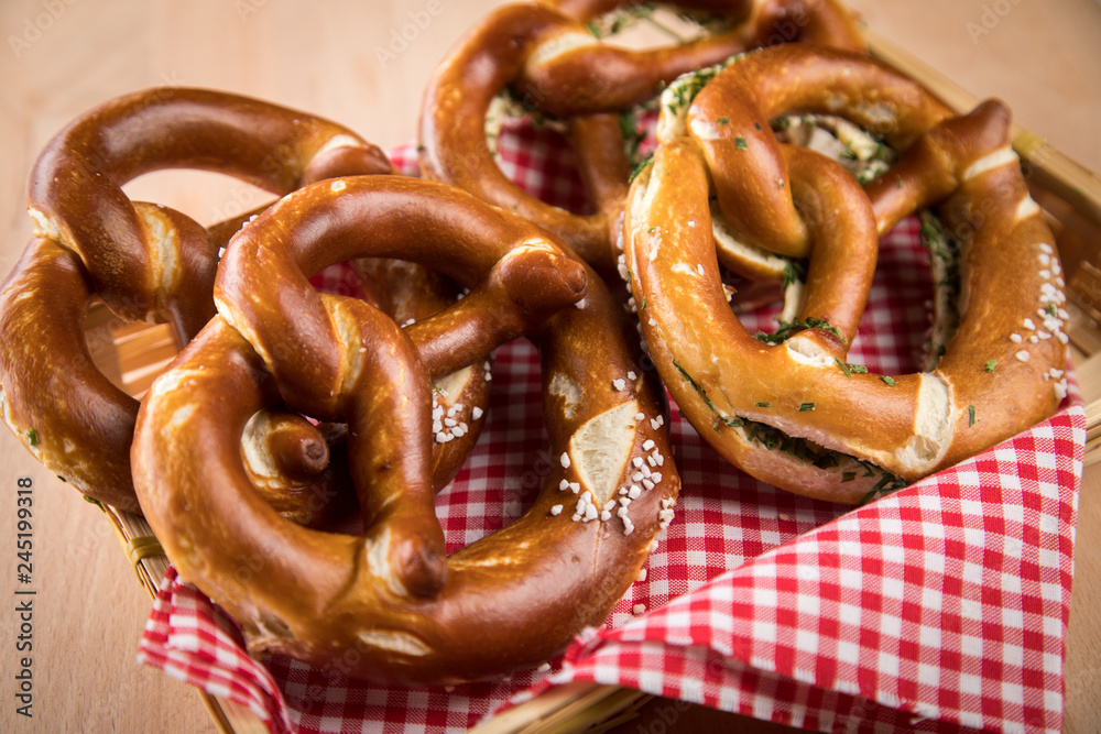 Deutsche Laugenbrezel Brezel mit Salz und Schnittlauchbrezeln mit ...