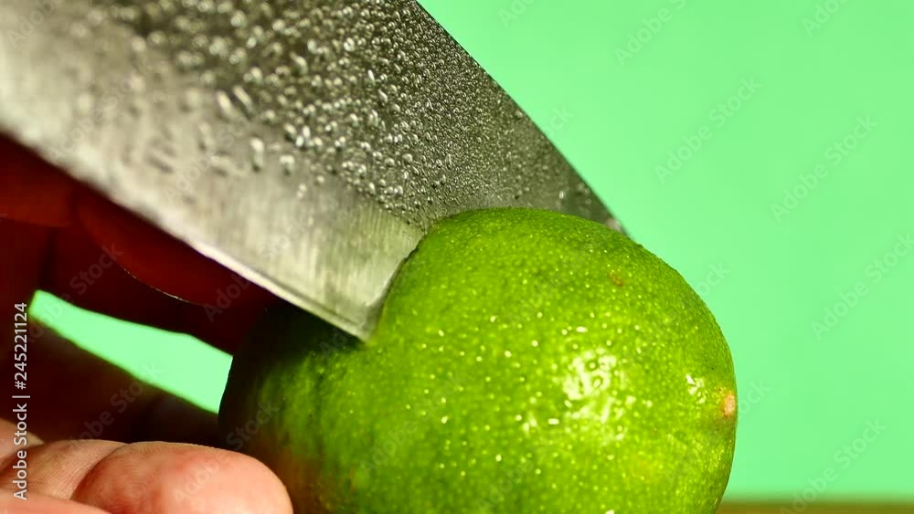 Vidéo Stock Lime green Lemon cut with a knife and squeeze out the lemon ...