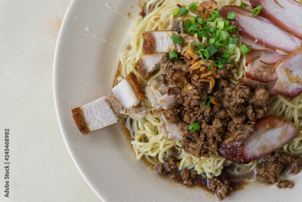 Foto de Sarawak local famous Chinese food "Kolo Mee" with crispy pork ...